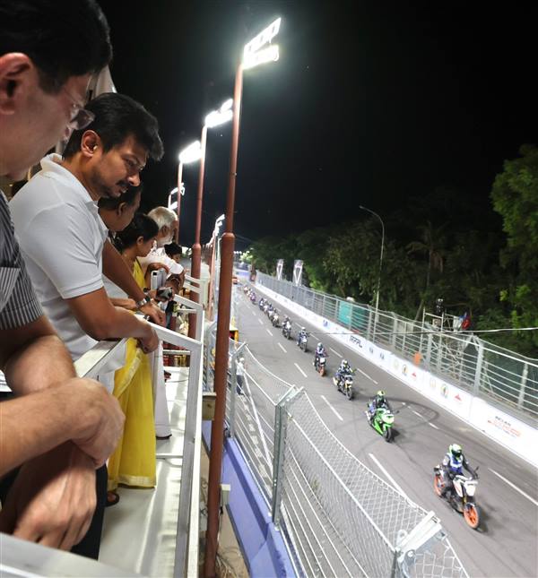 தெற்காசியாவில் முதல் முறை.. பிரமாண்டமாக நடந்து முடிந்த ஃபார்முலா 4 கார் ...