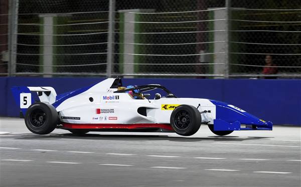 ஃபார்முலா 4 கார் பந்தயம்! இரவில் சீறிப்பாய்ந்த கார்கள்.. வியந்து ...