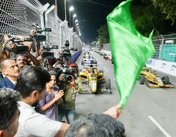 ஃபார்முலா 4 கார் பந்தயம்! இரவில் சீறிப்பாய்ந்த கார்கள்.. வியந்து ...