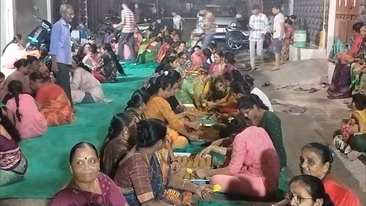 रिवाबा जडेजा ने गणेश पंडाल में जाकर बनाए लड्डू, गांव वालों के साथ तैयार ...