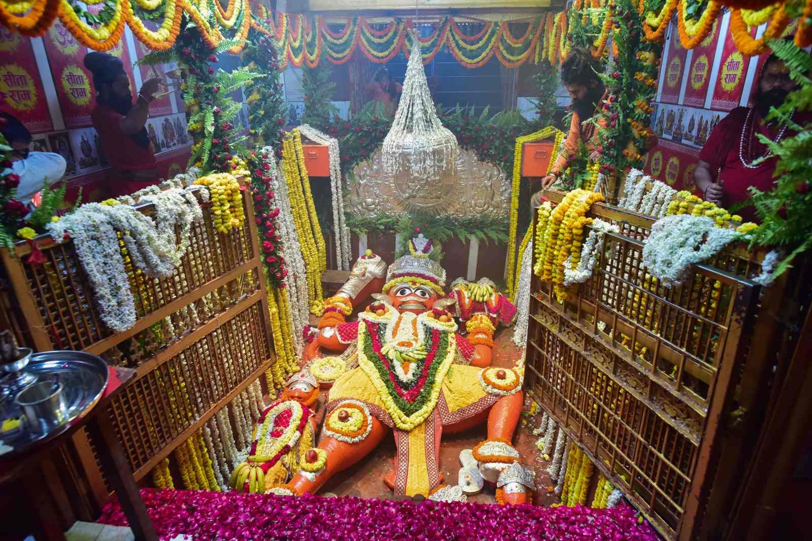 Mangalwar Daan: मंगलवार के दिन इन चीजों का करें दान, सुख और समृद्धि की ...