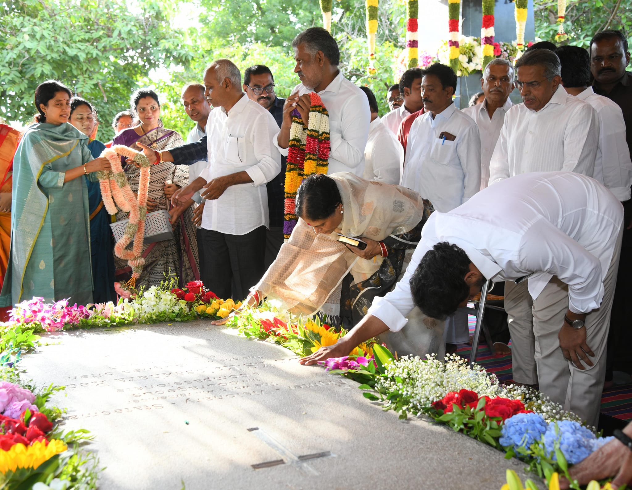 ఇడుపులపాయలో వైయస్‌ఎస్ 15వ వర్ధంతి.. నివాళులర్పించిన జగన్, షర్మిల ...