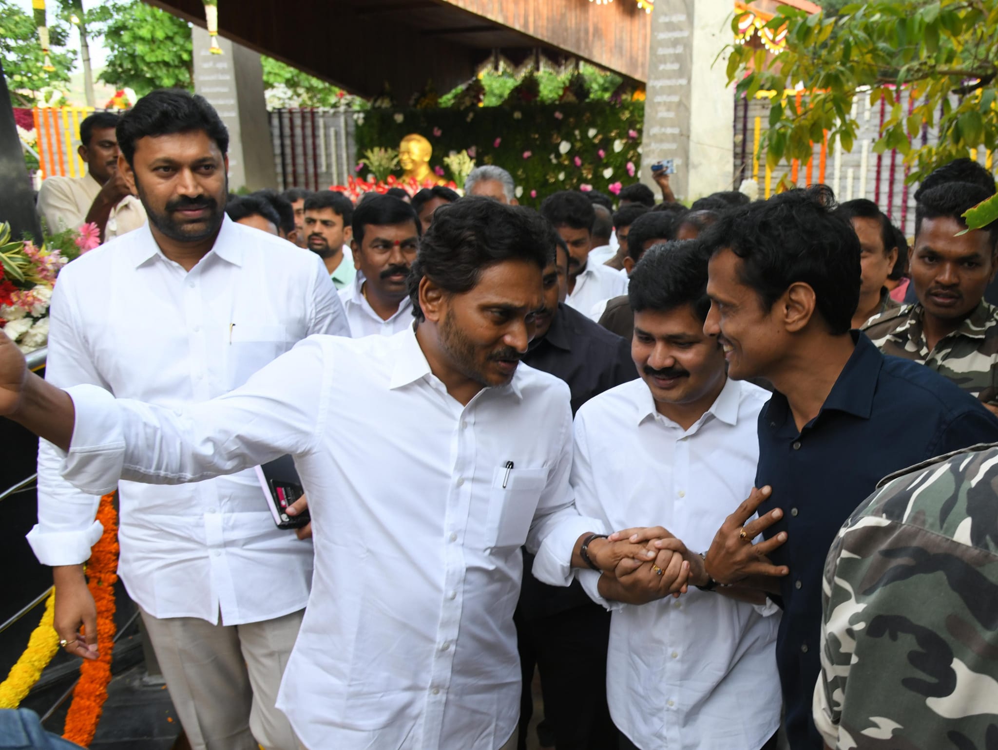 ఇడుపులపాయలో వైయస్‌ఎస్ 15వ వర్ధంతి.. నివాళులర్పించిన జగన్, షర్మిల ...