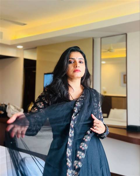 'பாண்டியன் ஸ்டோர்ஸ்' தனமா இது? கருப்பு கலர் புடவையில் கலக்குறாங்களே! | Pandian Stores Actress ...