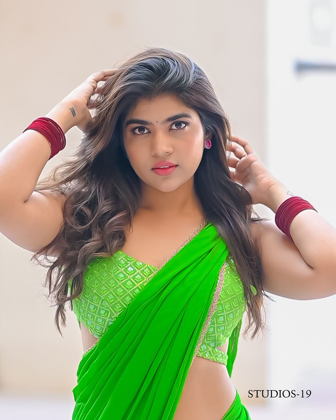 చిలక పచ్చ చీరలో రీతూ చౌదరి వయ్యారాల విందు | Rithu Chaudhary Looks ...