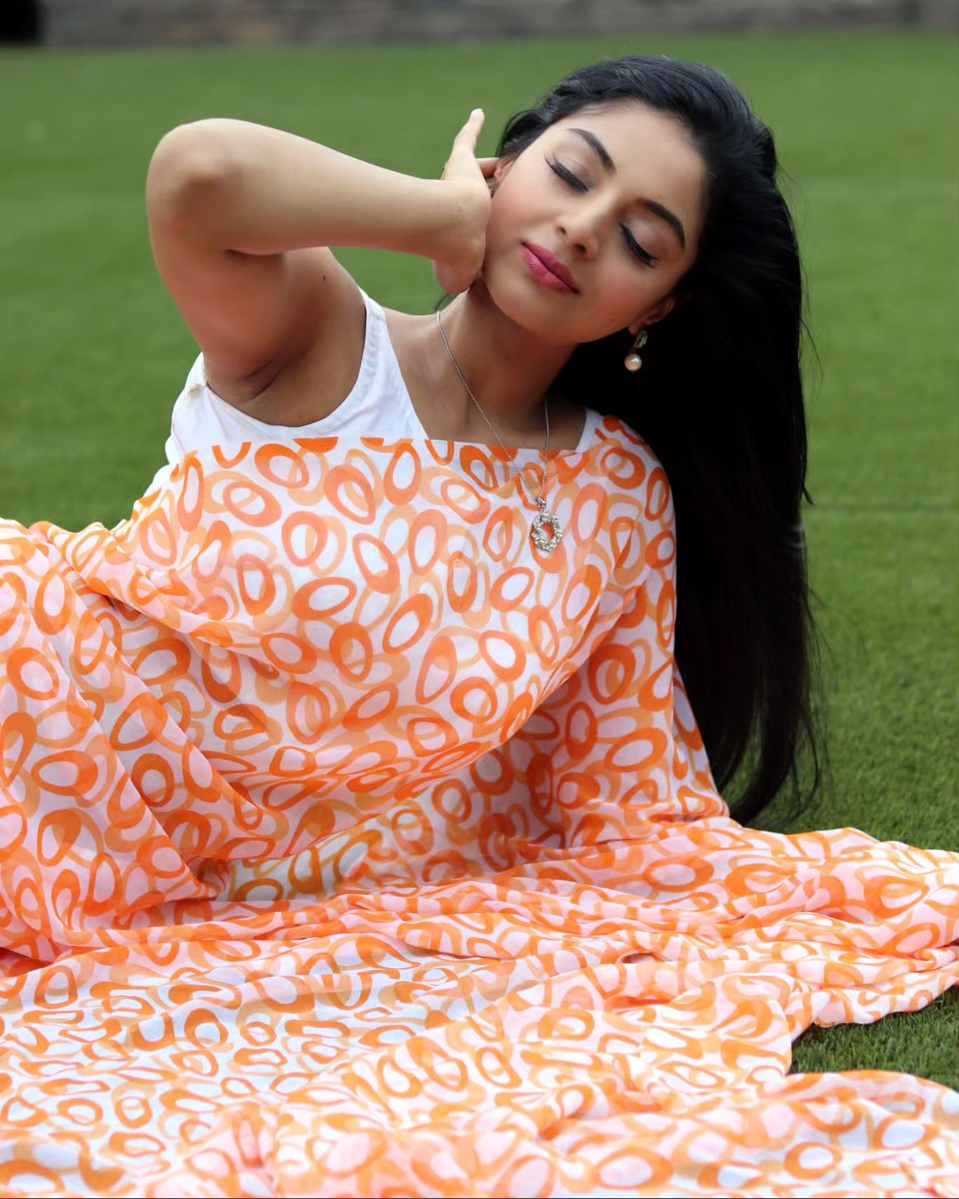 கிளாமர் போட்டோஷூட்டில் கலக்கும் பிக் பாஸ் பிரபலம்.. சனம் ஷெட்டியின் லேட்டஸ்ட் கிளிக்ஸ் இதோ ...