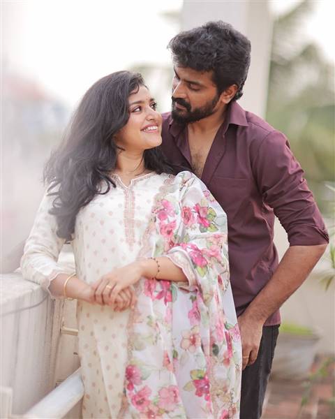 க்யூட்டாக மிர்ரர் செல்ஃபீ.. கணவரின் பிறந்த நாளை கொண்டாடிய சீரியல் நடிகை ...