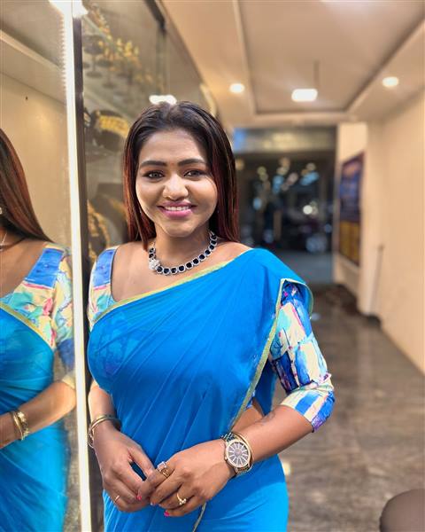 சேலையில் கலக்கல் போஸ் கொடுத்த 'சிவகார்த்திகேயன்' பட நடிகை.. லேட்டஸ்ட் கிளாமர் கிளிக்ஸ் இதோ ...