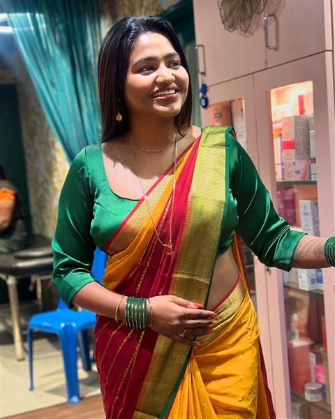 சேலையில் கலக்கல் போஸ் கொடுத்த 'சிவகார்த்திகேயன்' பட நடிகை.. லேட்டஸ்ட் ...