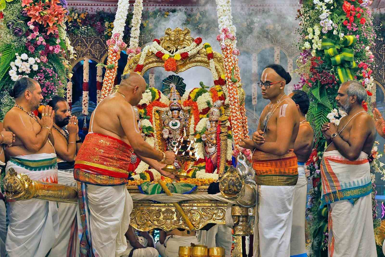 विवादित लड्डुओं के बीच जानिए तिरुपति मंदिर का इतिहास, हर एक जानकारी ...
