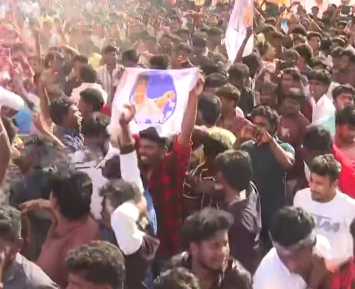 "அந்த சத்தம்" தியேட்டரை அலறவிட்ட விஜய் ரசிகர்கள்.. மேளதாளங்கள் முழங்க ...