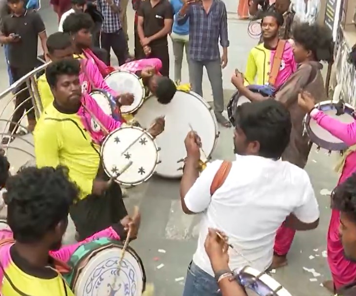 "அந்த சத்தம்" தியேட்டரை அலறவிட்ட விஜய் ரசிகர்கள்.. மேளதாளங்கள் முழங்க ...