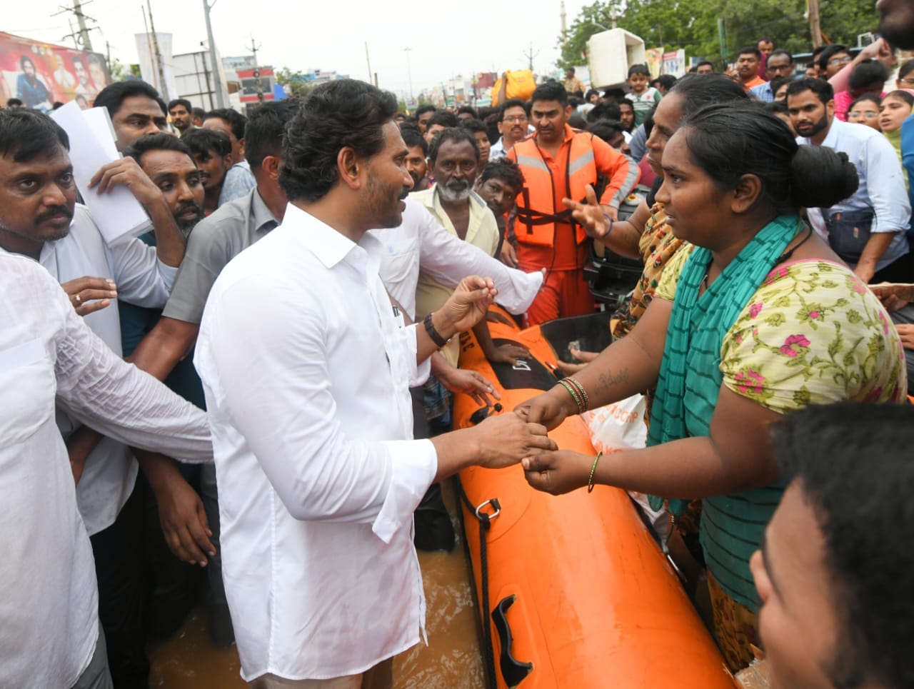 విజయవాడలోని వరద ప్రభావిత ప్రాంతాల్లో జగన్ పర్యటన.. ప్రభుత్వం తప్పిదం వల్లే ఈ పరిస్థితి. | YS ...