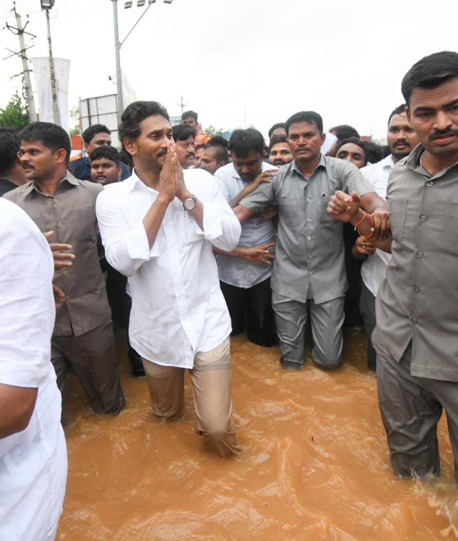 విజయవాడలోని వరద ప్రభావిత ప్రాంతాల్లో జగన్ పర్యటన.. ప్రభుత్వం తప్పిదం వల్లే ఈ పరిస్థితి. | YS ...