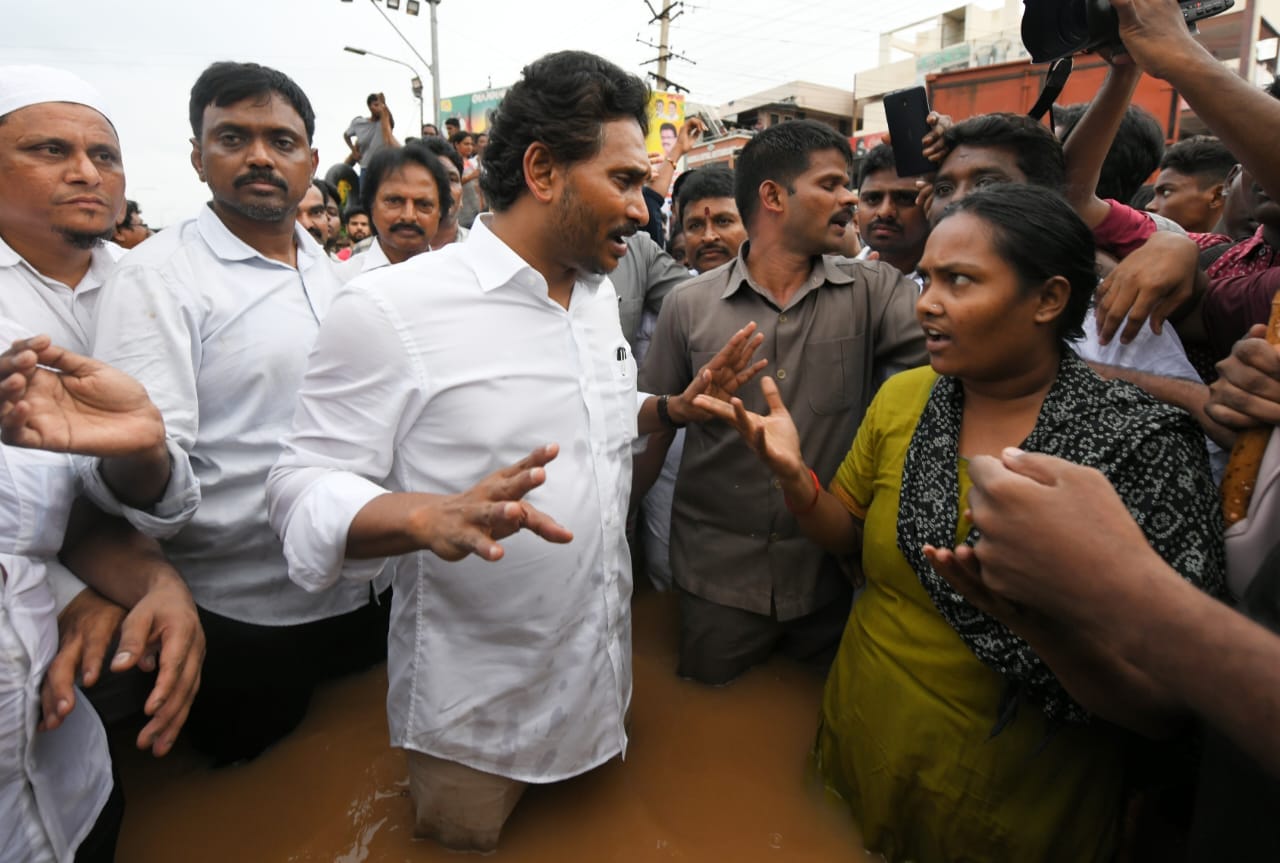 విజయవాడలోని వరద ప్రభావిత ప్రాంతాల్లో జగన్ పర్యటన.. ప్రభుత్వం తప్పిదం వల్లే ఈ పరిస్థితి. | YS ...
