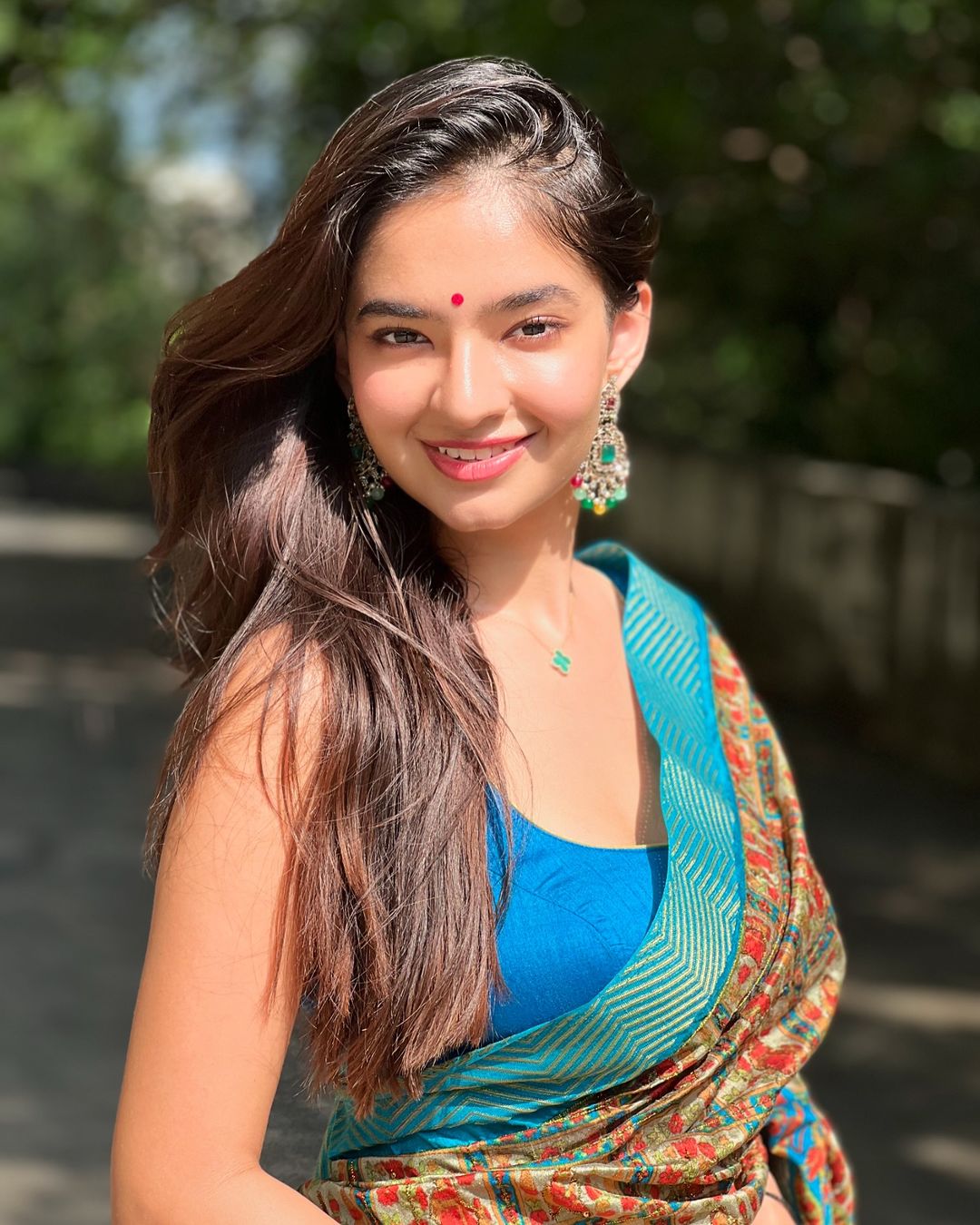 साड़ी पहन अनुष्का सेन ने कैमरे के सामने दिए किलर पोज, एक्ट्रेस की ...