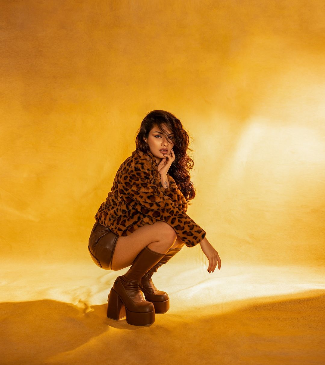 जमीन पर बैठकर अवनीत कौर ने दिए किलर पोज, एक्ट्रेस की हॉटनेस देख फैंस के ...