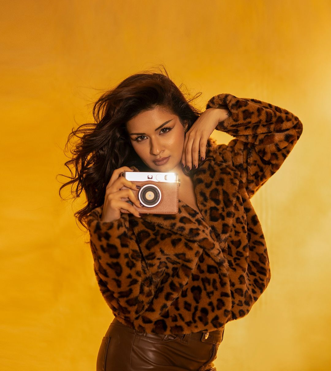 जमीन पर बैठकर अवनीत कौर ने दिए किलर पोज, एक्ट्रेस की हॉटनेस देख फैंस के ...