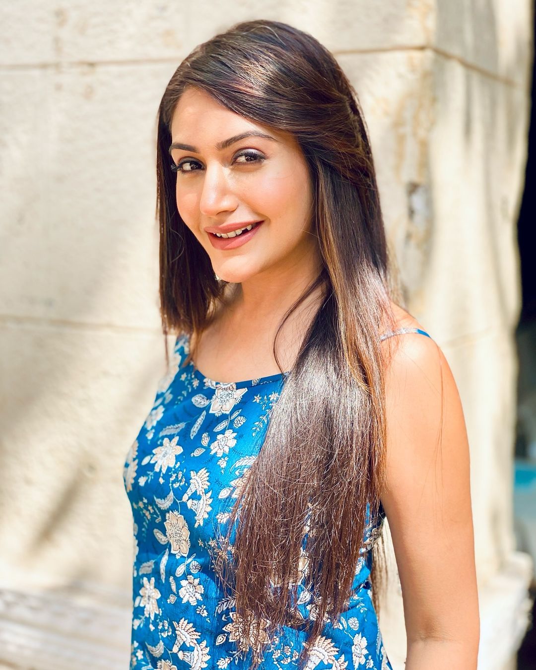 सिंपल सूट पहने सुरभि चंदना ने शेयर की ग्लैमरस तस्वीरें, एक्ट्रेस की ...