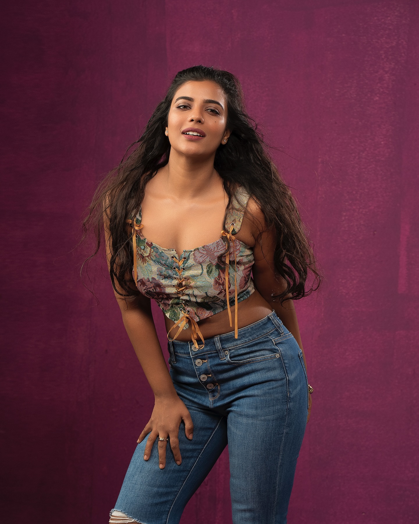 மாடர்ன் உடையில் கிளாமர் போட்டோஷூட்.. ஐஸ்வர்யா ராஜேஷின் லேட்டஸ்ட் கிளிக்ஸ்! | Aishwarya Rajesh ...