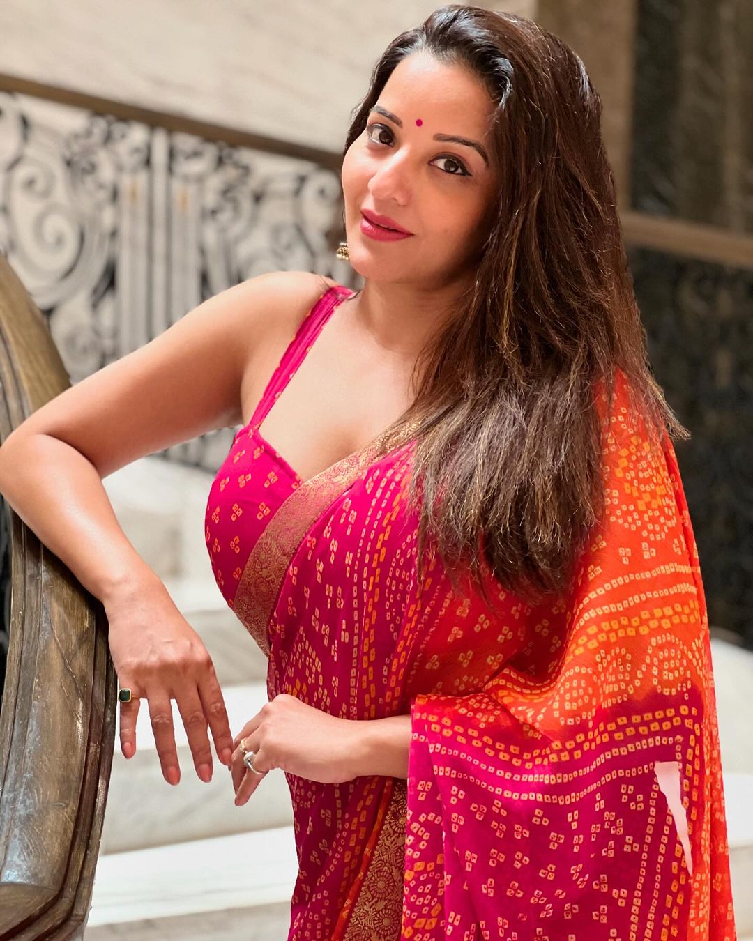 गुलाबी साड़ी पहन भोजपुरी क्वीन मोनालिसा ने कराया बोल्ड फोटोशूट, कातिलाना अदाओं से मचाया कहर ...