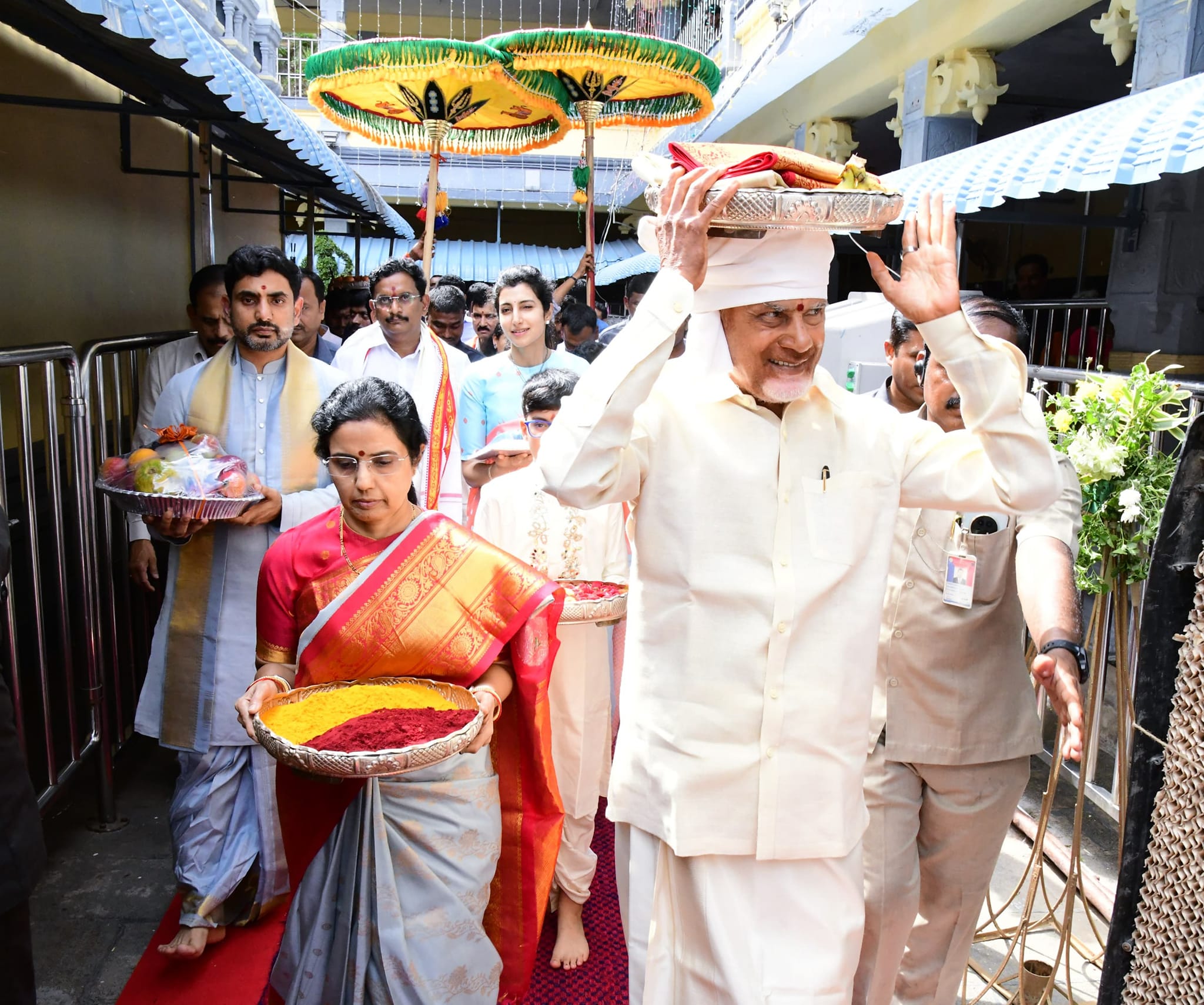 కనకదుర్గమ్మకు పట్టువస్త్రాలు సమర్పించిన సీఎం చంద్రబాబు | CM Chandrababu Naidu Visits Kanakadurga ...