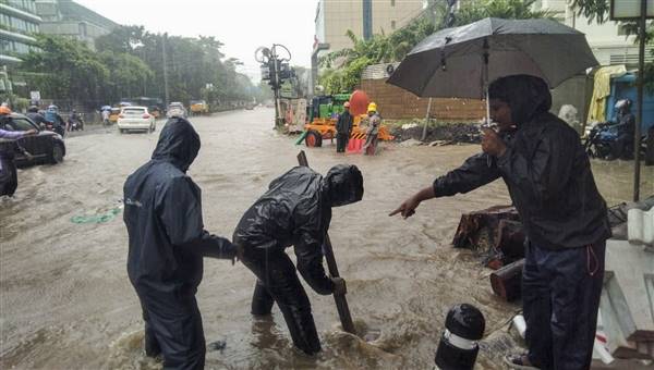 வெள்ளத்தில் மிதக்கும் சென்னை.. பரிதவிக்கும் மக்கள்.. புகைப்படங்கள் இதோ! | Heavy Rain In Chennai ...