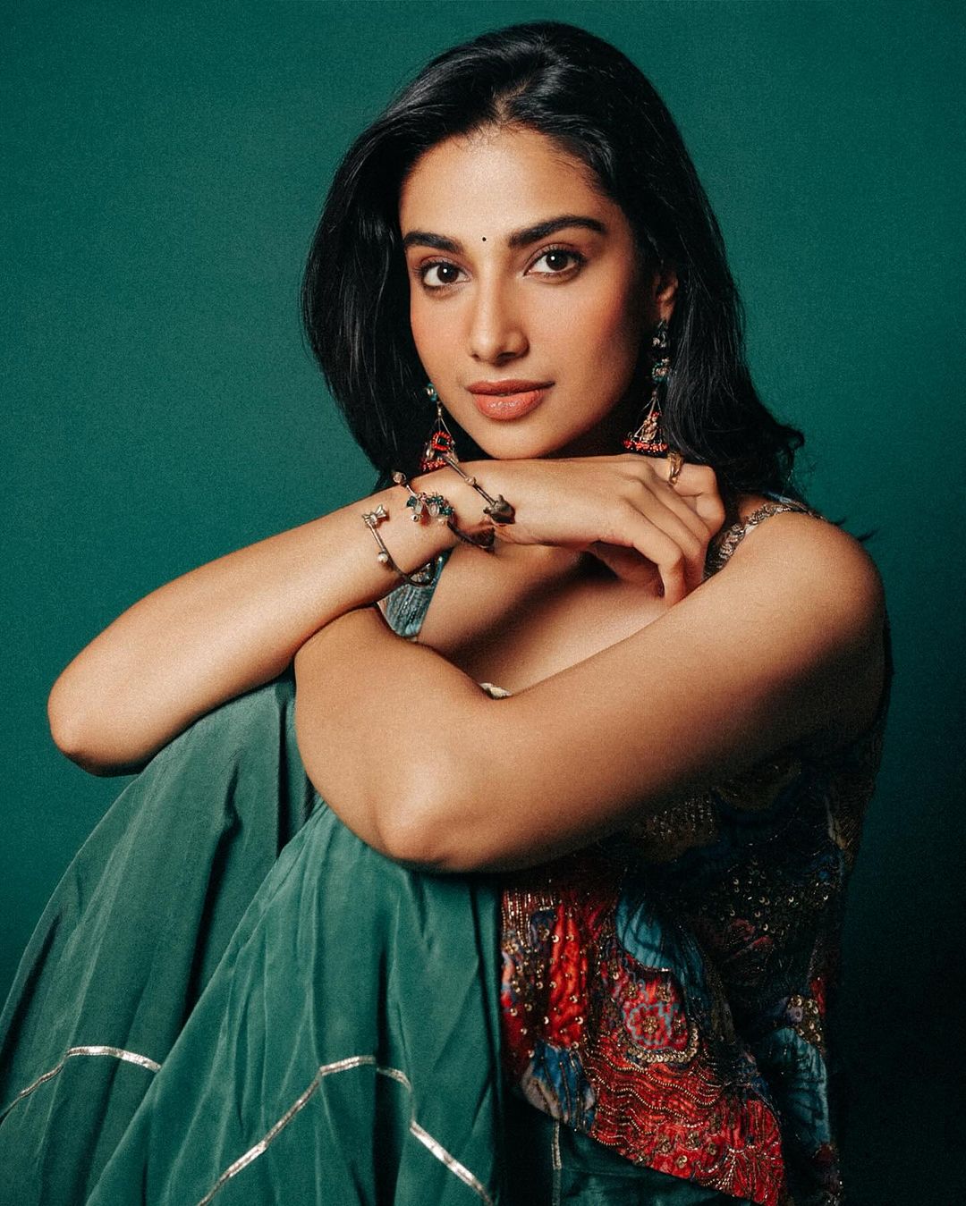 లక్కీ బ్యూటీ మీనాక్షి చౌదరి అందాల మెరుపులు.. సొగసులతో మైమరిపిస్తుందిగా ...