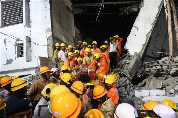 பெங்களூரில் சரிந்து விழுந்த புதிய கட்டிடம்.. தீவீரமான மீட்பு பணி ...