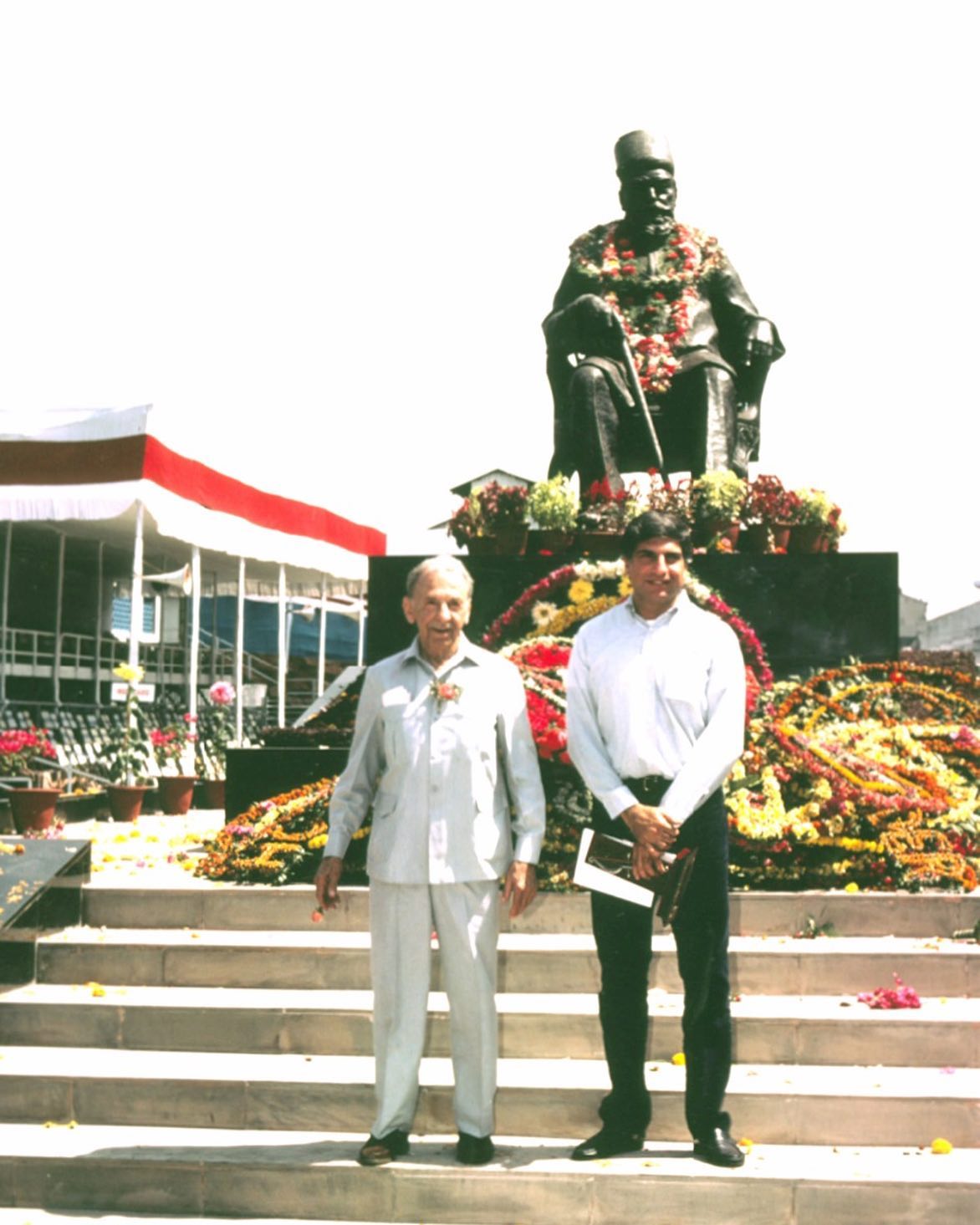 ரத்தன் டாடா உடல்நலக் குறைவால் காலமானார்! பலரும் பார்த்திடாத இவரின் இளம் ...