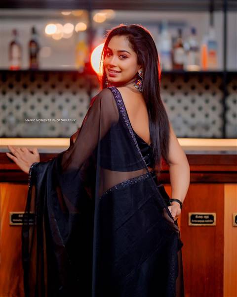 ட்ரான்ஸ்பரண்ட் ப்ளவுஸில் கலக்கல் போட்டோஷூட்.. சீரியல் நடிகையின் வேற ...