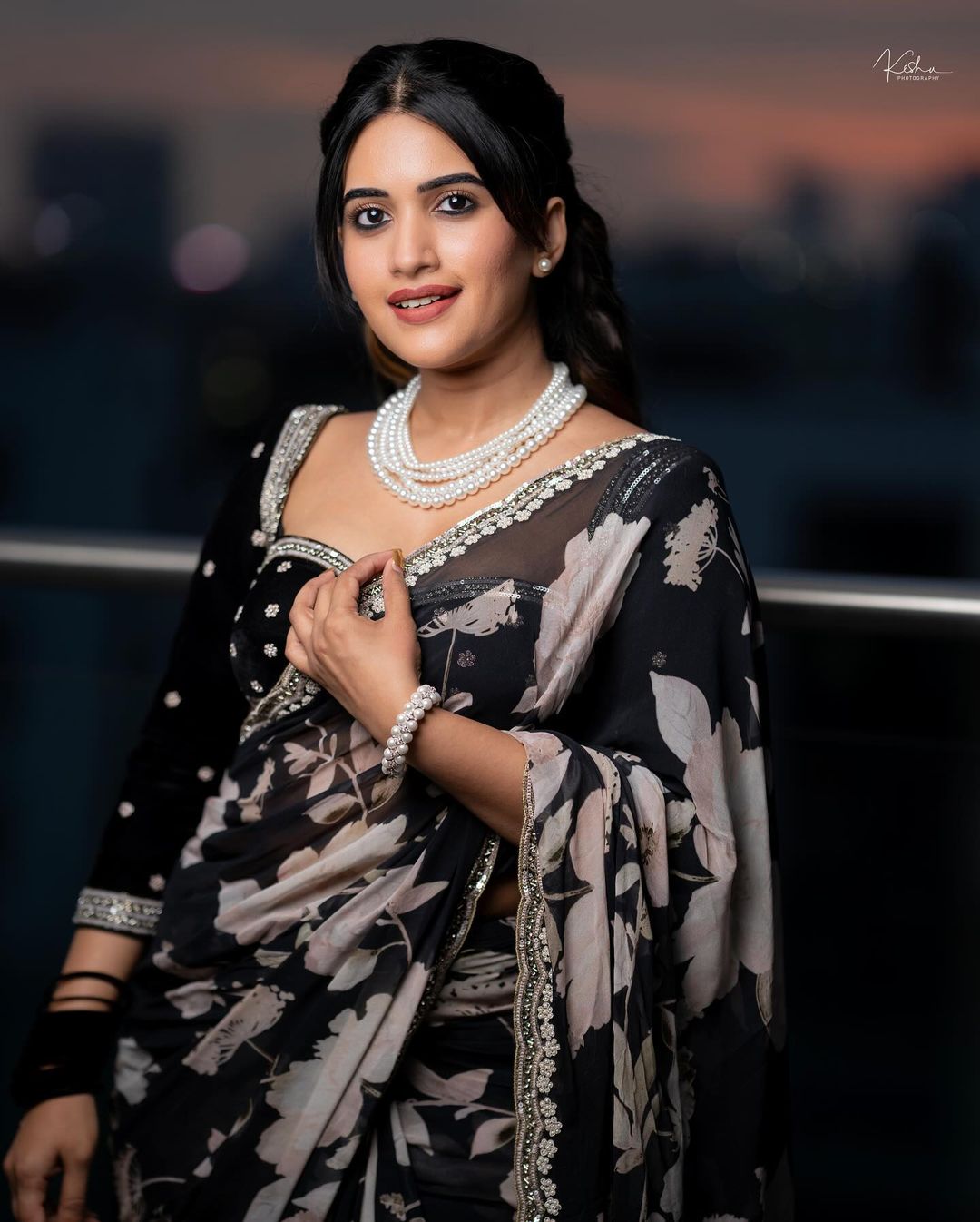 స్టార్ హీరోను లైన్‌లో పెట్టిన స్రవంతి చొక్కారపు.. | Sravanthi Chokkarapu Shared Photos With Hero ...