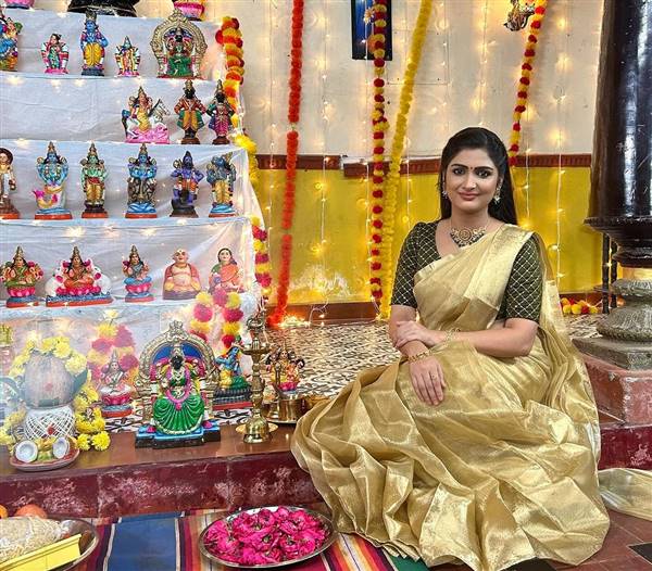 நவராத்திரி கொலுவுடன்.. கொலு பொம்மையாக மாறிய திவ்யா ஸ்ரீதர்.. க்யூட் ...