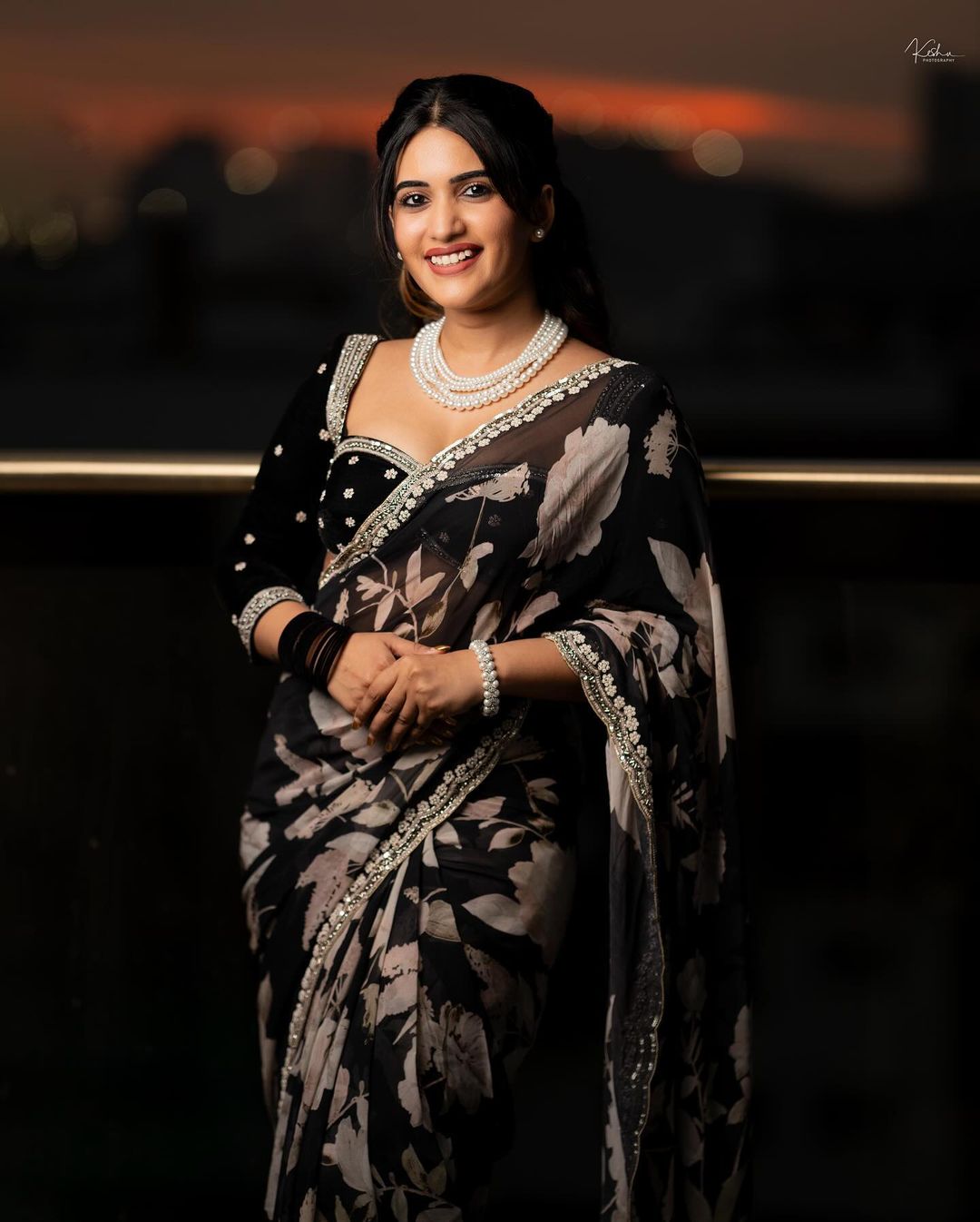బొమ్మ అదిరింది బ్యూటీ.. బ్లాక్ శారీలో మైమరిస్తున్న స్రవంతి చొక్కారపు ...