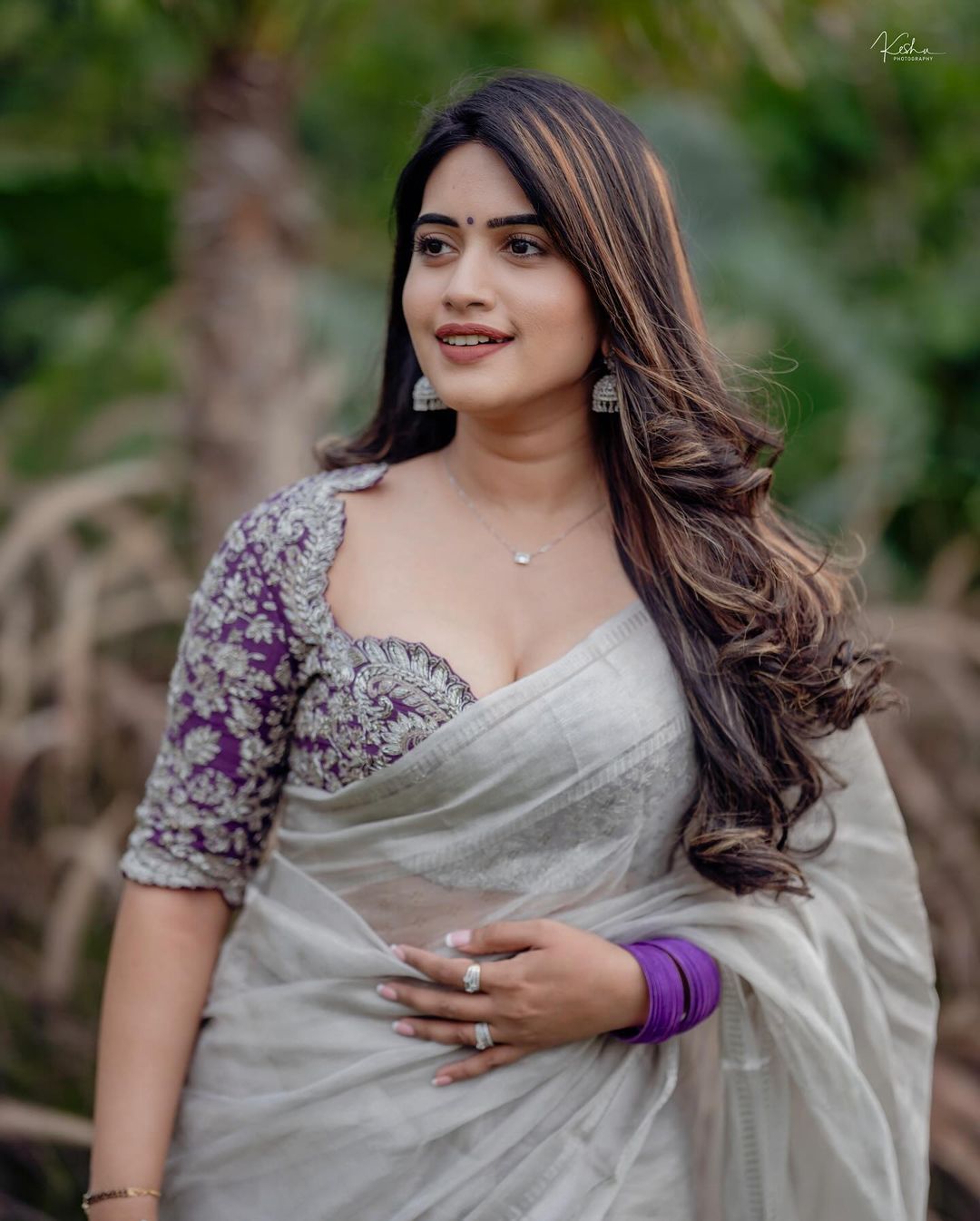 బొమ్మ అదిరింది బ్యూటీ.. బ్లాక్ శారీలో మైమరిస్తున్న స్రవంతి చొక్కారపు ...