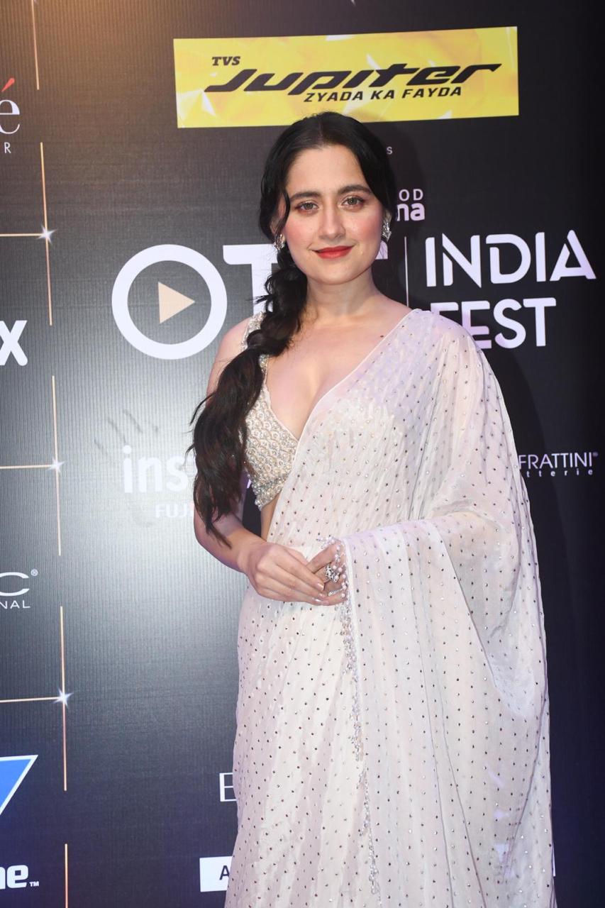 'हीरामंडी' की 'वहीदा बेगम' ने व्हाइट साड़ी पहन पैपराजी को दिए किलर पोज ...