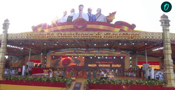 தவெக மாநாடு: கழுத்தில் கட்சி கொடியுடன் மாநாட்டு திடலுக்கு வந்த விஜய் ...