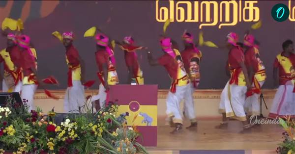 தவெக மாநாடு: கழுத்தில் கட்சி கொடியுடன் மாநாட்டு திடலுக்கு வந்த விஜய் ...