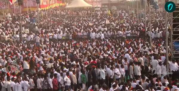 தவெக மாநாடு: கழுத்தில் கட்சி கொடியுடன் மாநாட்டு திடலுக்கு வந்த விஜய்.. தொண்டர்கள், ரசிகர்கள் ...