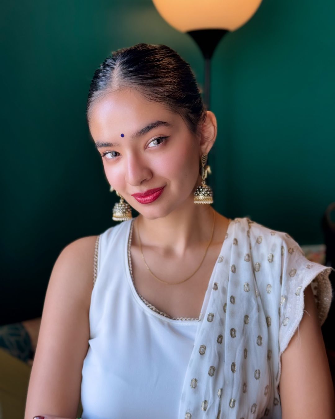 व्हाइट सूट पहने अनुष्का सेन ने शेयर किया हॉट लुक, एक्ट्रेस की हॉटनेस ...