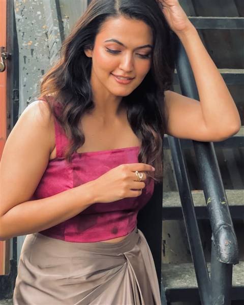 ஸ்டன்னிங் லுக்கில் ரசிகர்களை கவரும் அபர்ணா தாஸ்.. லைக்குகளை குவிக்கும் ...