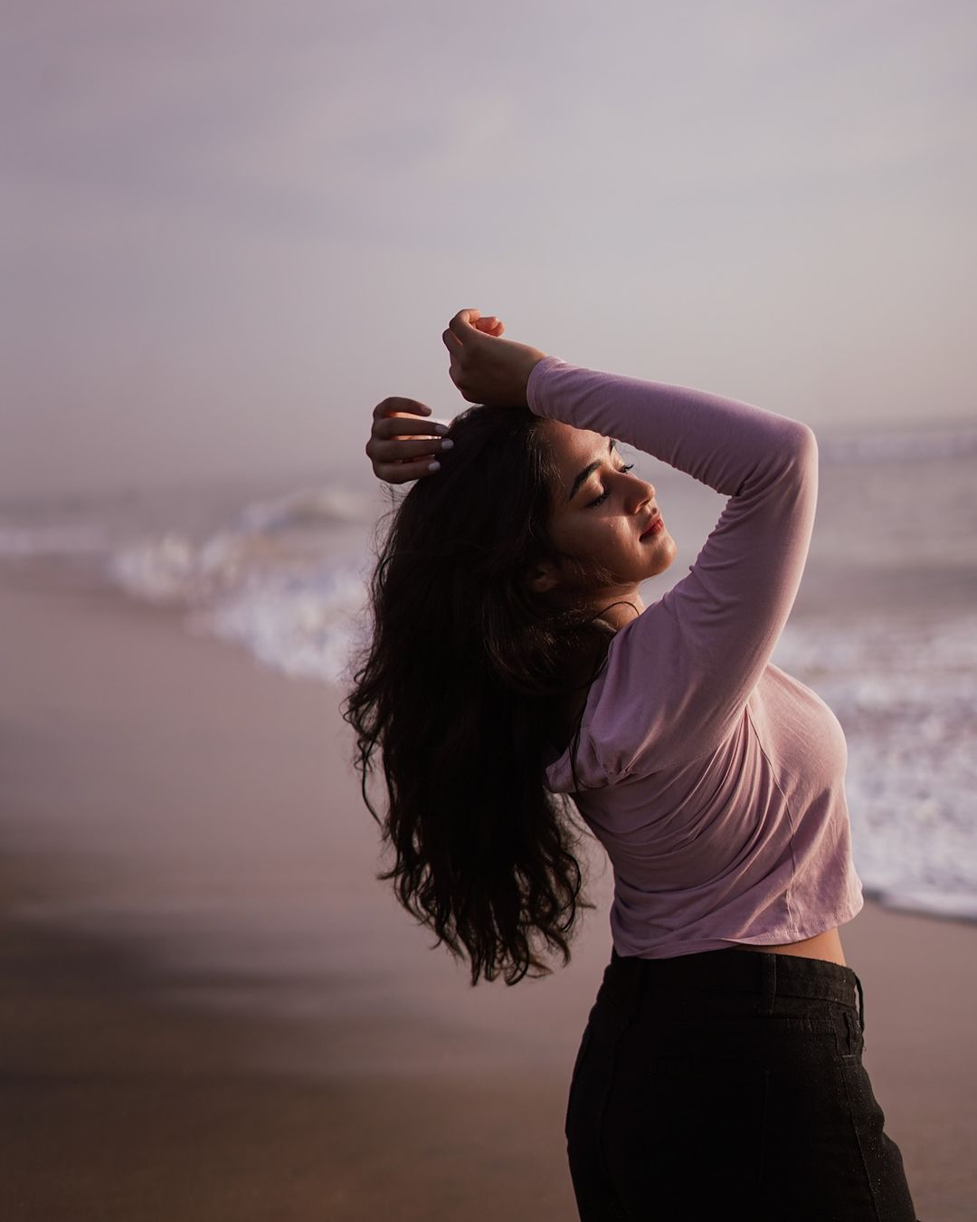 దీప్తి సునైనా అందాల హోయలు.. బీచ్‌‌లో సోకులన్నీ వడ్డించేస్తున్న బ్యూటీ ...