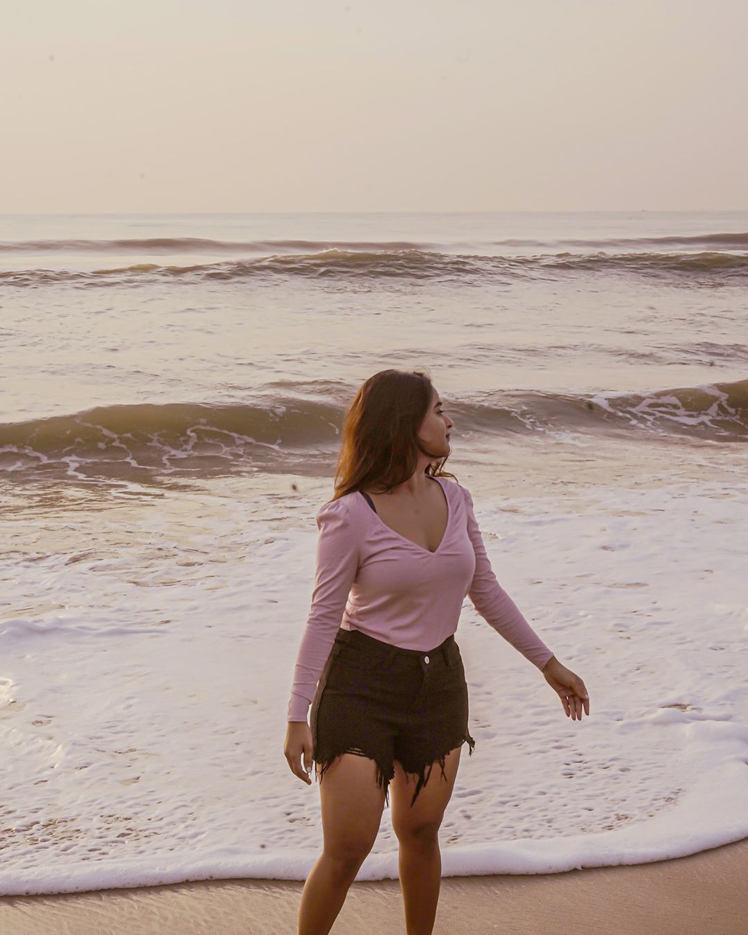 దీప్తి సునైనా అందాల హోయలు.. బీచ్‌‌లో సోకులన్నీ వడ్డించేస్తున్న బ్యూటీ ...