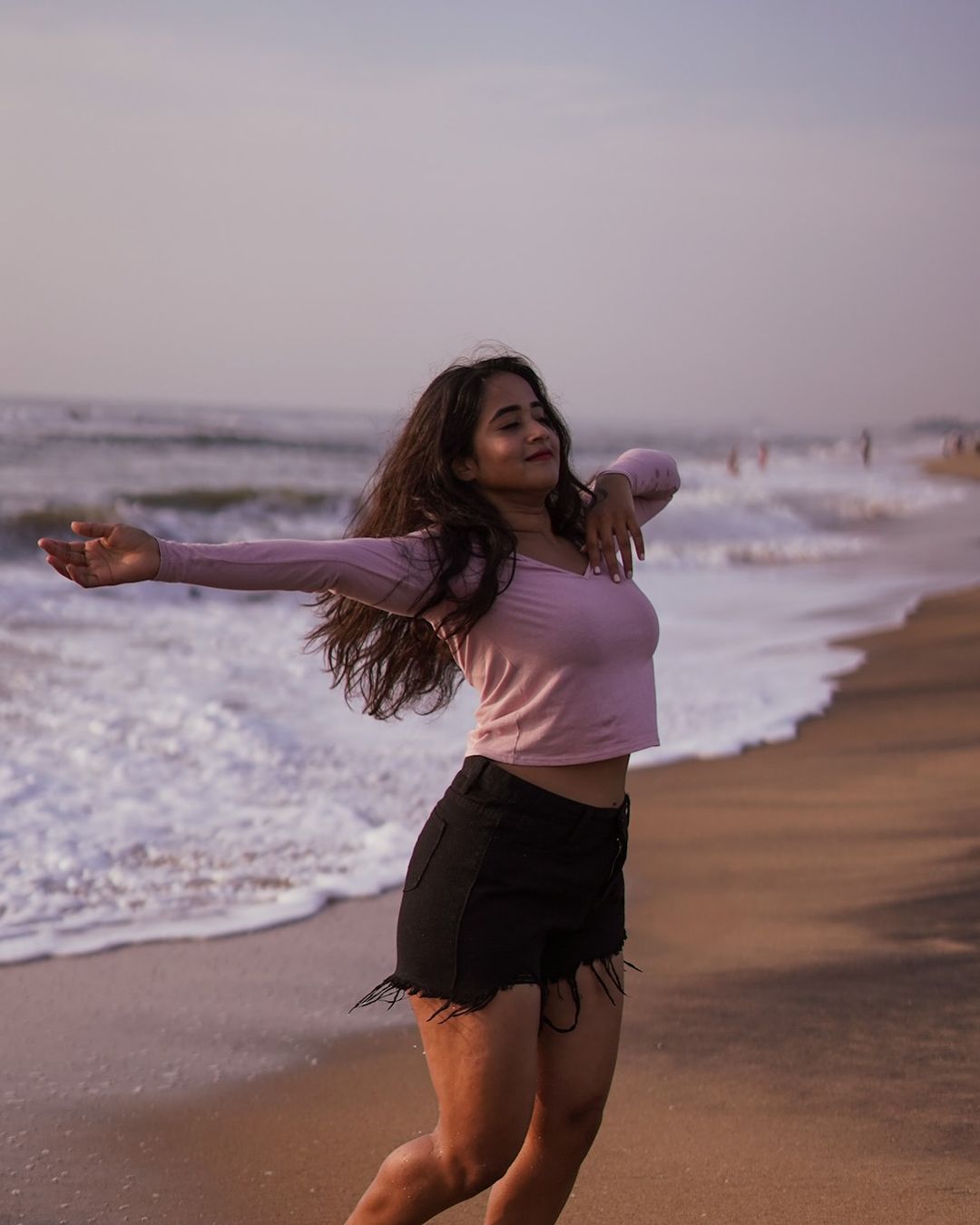 దీప్తి సునైనా అందాల హోయలు.. బీచ్‌‌లో సోకులన్నీ వడ్డించేస్తున్న బ్యూటీ ...