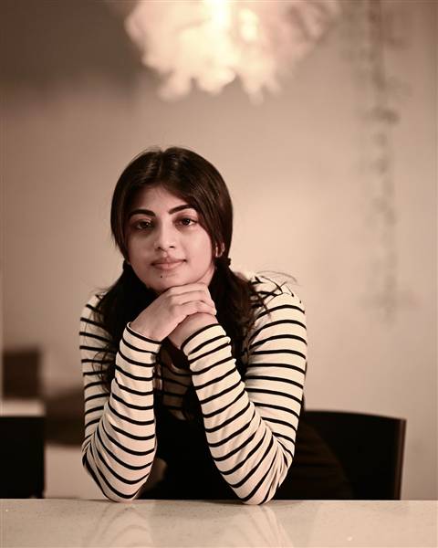 புடவையில் வசீகரிக்கும் அழகு.. ரசிகர்களை கவரும் நடிகை கயல் ஆனந்தி ...