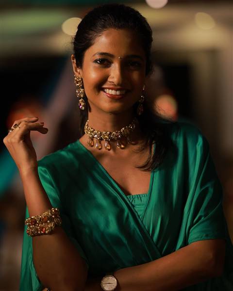 மஞ்சள் நிற உடையில்.. கூலிங் கிளாஸ் போட்டு கலக்கல் போஸ் கொடுத்த கீர்த்தி ...