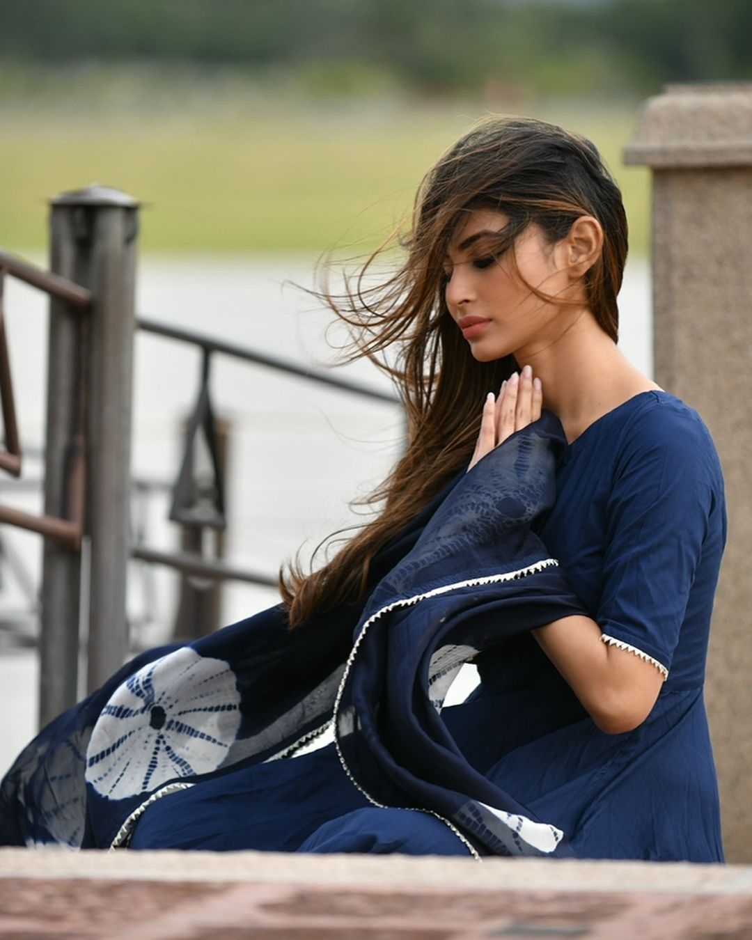 आदियोगी शिव के दर्शन करने तमिलनाडु पहुंची मौनी रॉय, सिंपल एथनिक लुक से ...