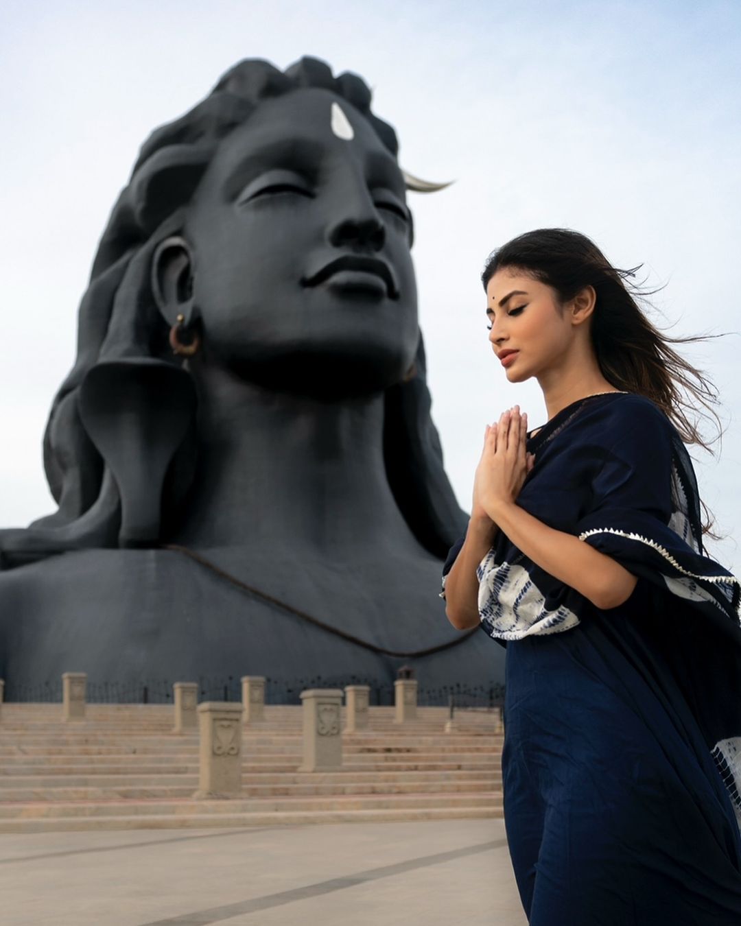 आदियोगी शिव के दर्शन करने तमिलनाडु पहुंची मौनी रॉय, सिंपल एथनिक लुक से ...