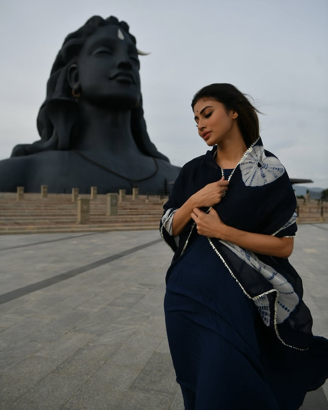 आदियोगी शिव के दर्शन करने तमिलनाडु पहुंची मौनी रॉय, सिंपल एथनिक लुक से ...