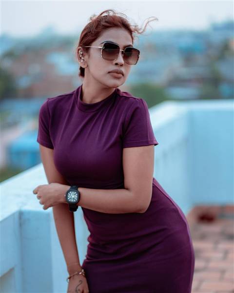 சந்தானம் பட நடிகையா இது? மாடர்ன் அவுட்பிட்டில் கலக்கல் போஸ் கொடுத்த ...